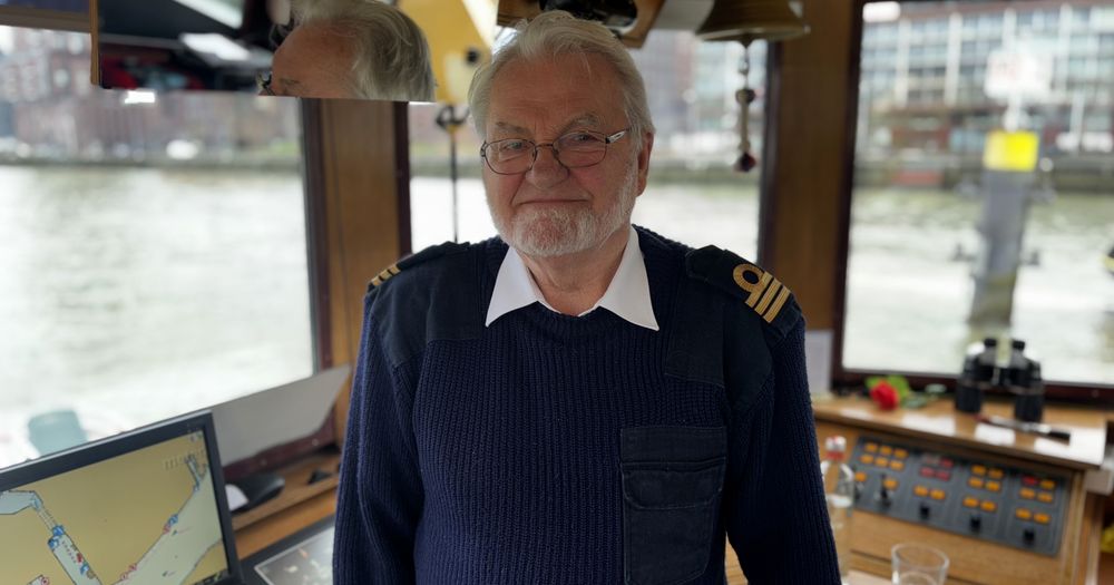 Wout (85) stopt als kapitein van de Pannenkoekenboot: 'Zelfs de Sint moest op tijd zijn' - Rijnmond
