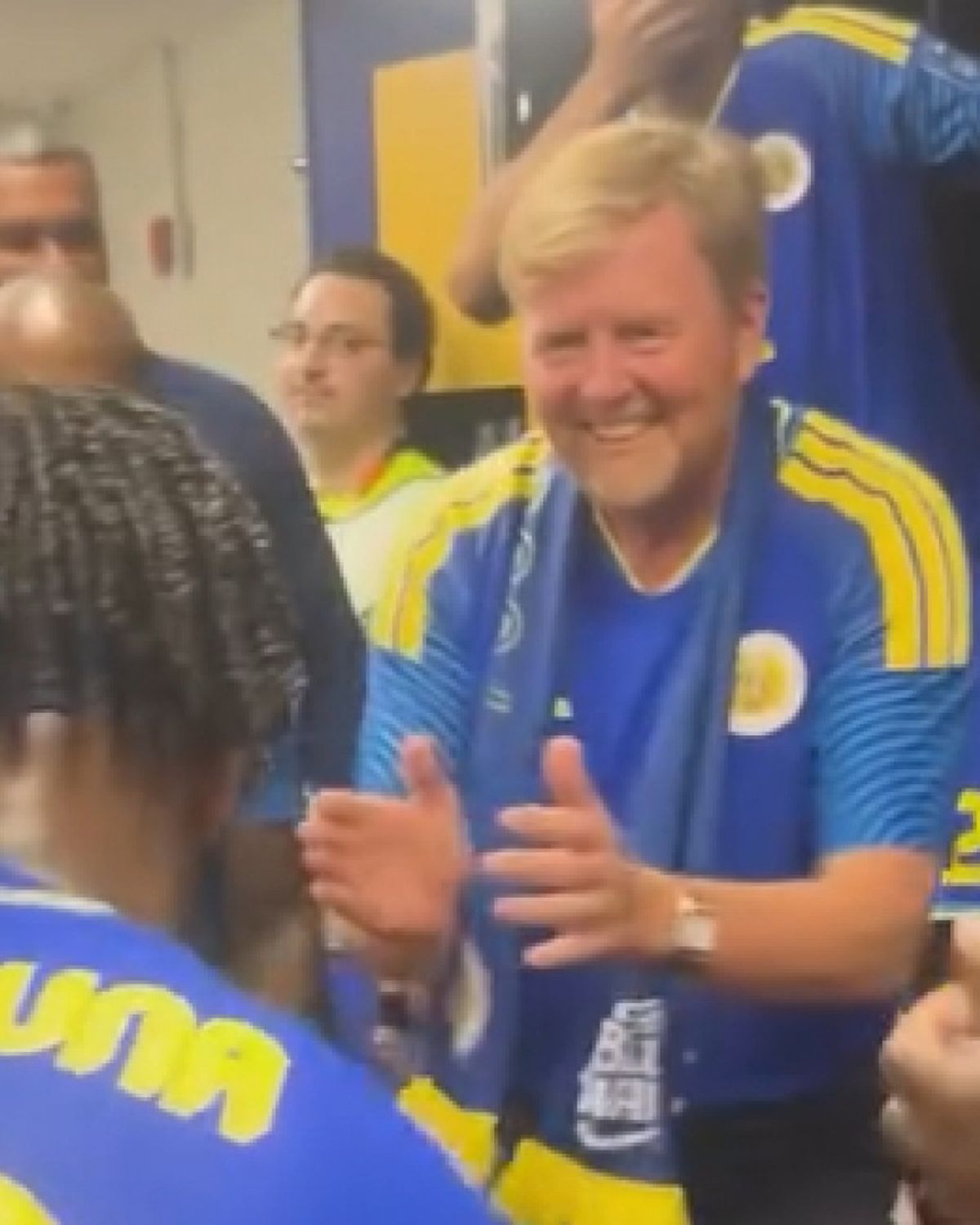 VIDEO: Koning Willem-Alexander gooit heupen los met spelers Curaçao ...