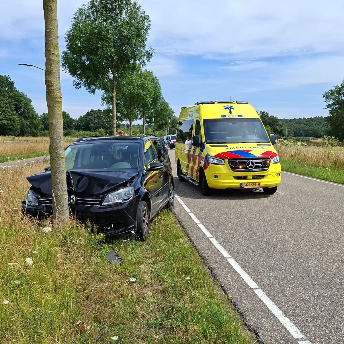 Auto botst tegen boom: vrouw gewond naar het ziekenhuis - L1 Nieuws
