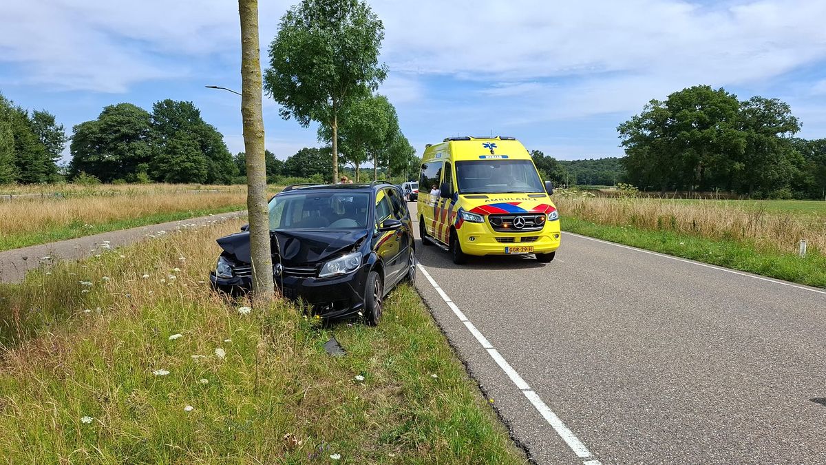 Auto botst tegen boom: vrouw gewond naar het ziekenhuis - L1 Nieuws