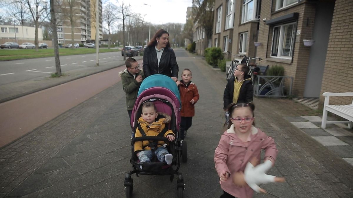 Roxanne leeft met haar 6 kinderen van 120 euro per week en ...