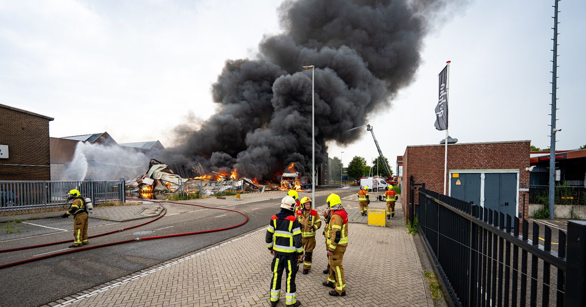 Grote brand in Rotterdamse Waalhaven onder controle, NL-Alerts ...