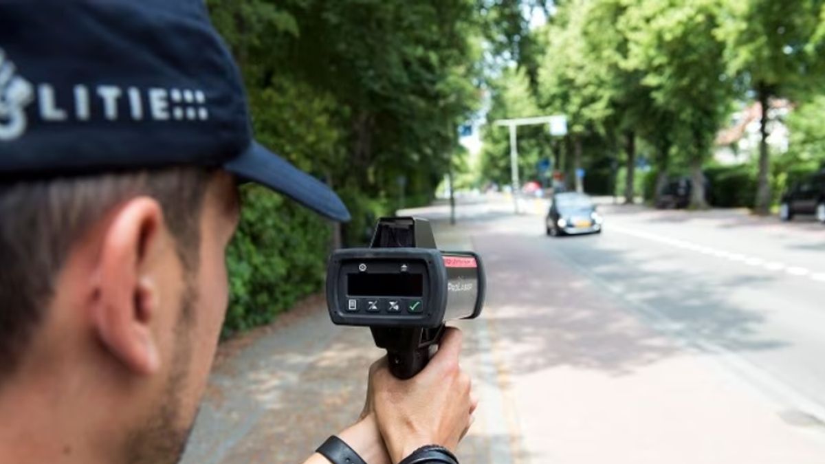 Ljouwerter (27) mei poppe yn de auto rydt 100 kilometer te hurd oer De ...