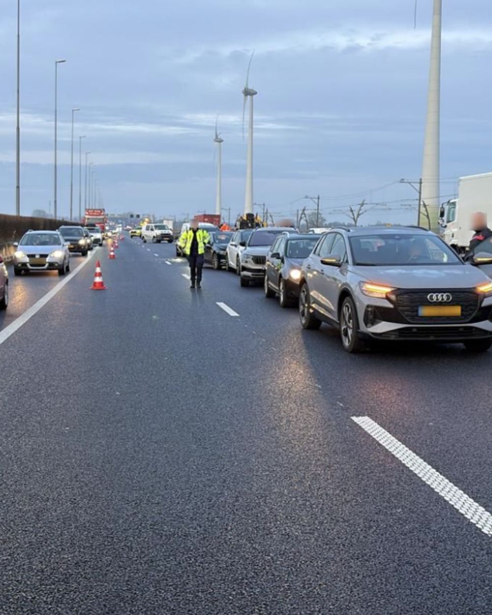 Snelweg weer vrij na ongeluk met acht auto's - Rijnmond