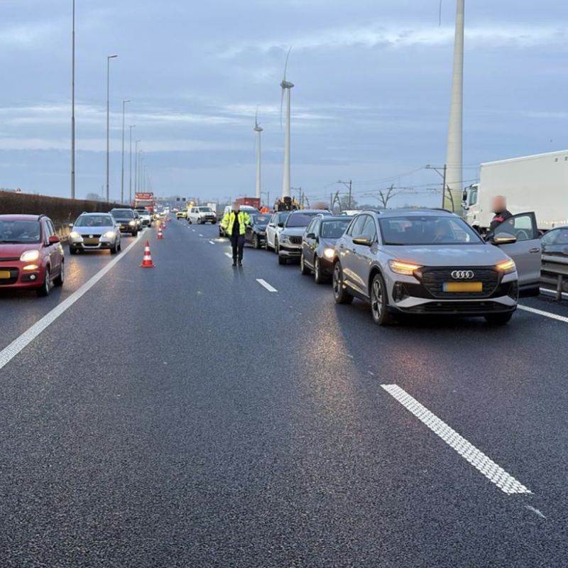 Snelweg weer vrij na ongeluk met acht auto's - Rijnmond