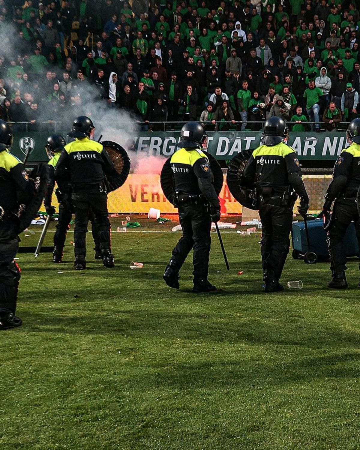 Kou uit de lucht tussen supportersverenigingen ADO en Excelsior na ...