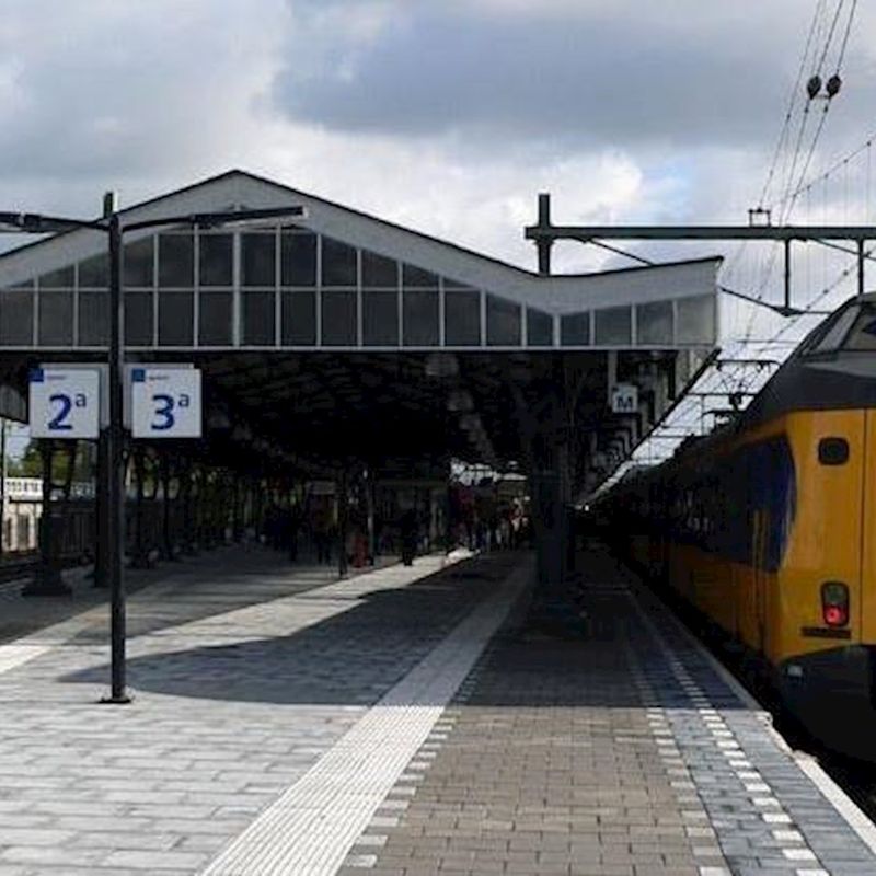 Overlast op het spoor en op de weg door kapotte trein bij Borne - Oost