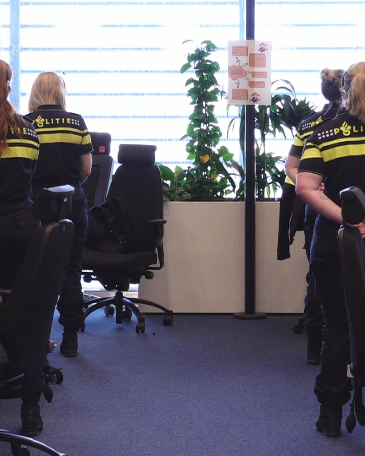 Stilte om 20.00 uur in 112-meldkamer - Omroep West
