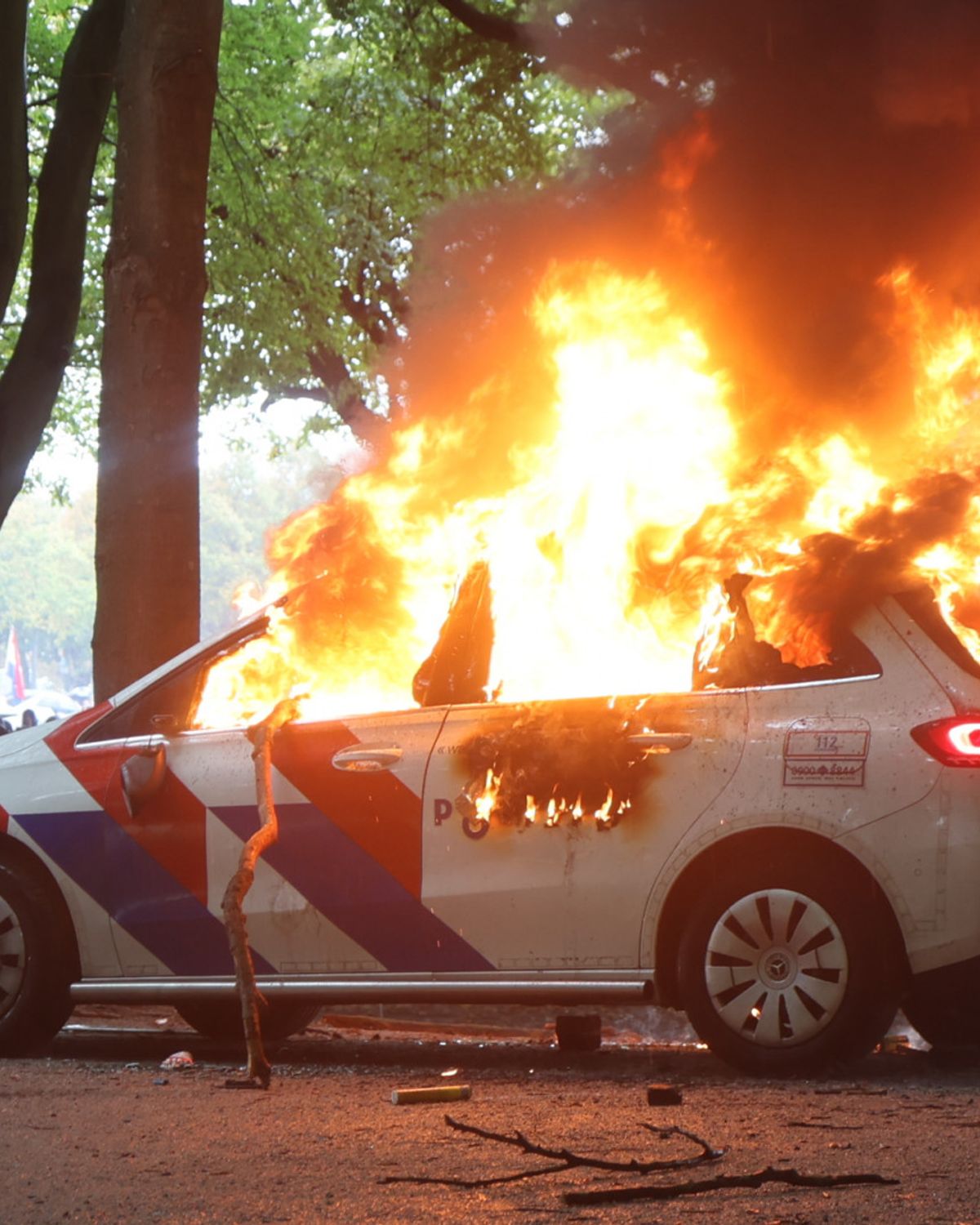 AIVD: bekende extremisten bij rellen in Den Haag - Omroep West