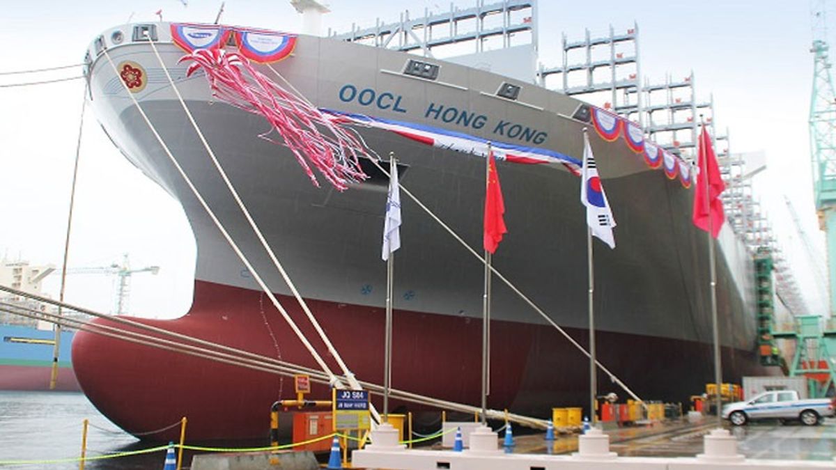 Grootste containerschip ter wereld in Rotterdam - Rijnmond