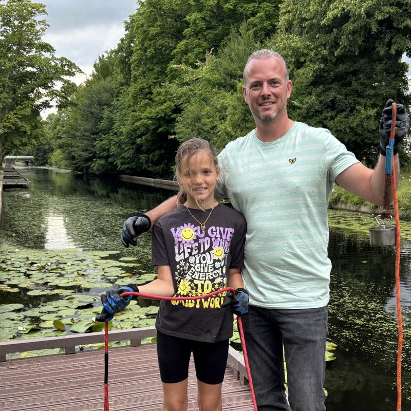 Magneetvisser vindt 42 vuurwapens: 'Slootjes waar je niets verwacht ...