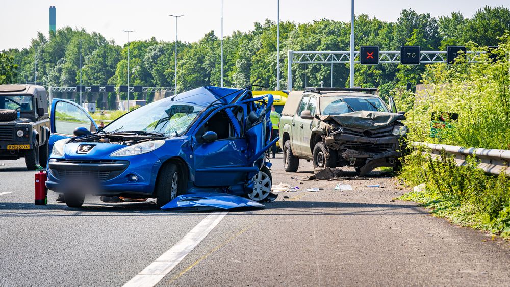 Zwaargewonde na ernstig ongeluk A16 met legervoertuig, traumahelikopter op snelweg - Rijnmond