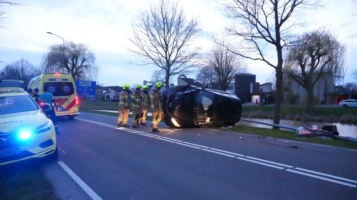 Auto op zijkant • ongeluk op A1 - Omroep Gelderland
