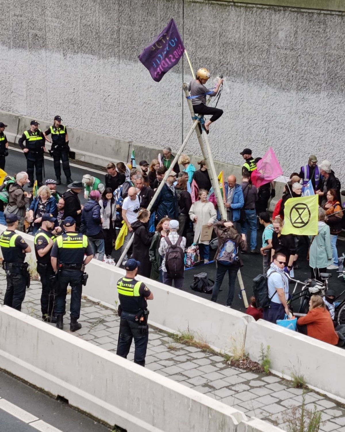 Extinction Rebellion blokkeert in aanloop naar Prinsjesdag opnieuw de A12 - Den Haag FM