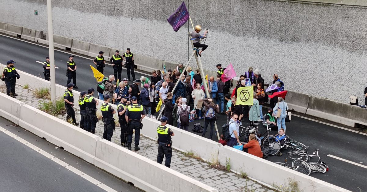 Tientallen klimaatdemonstranten blokkeren A12: 'Voorproefje op zaterdag' - Den Haag FM