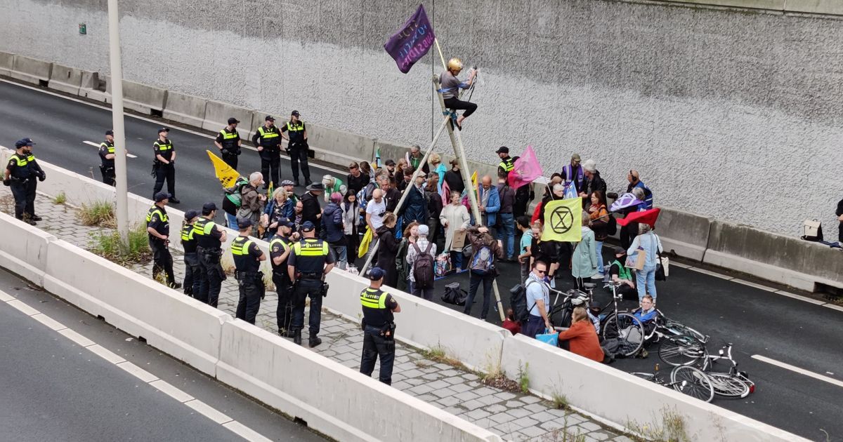 Extinction Rebellion blokkeert in aanloop naar Prinsjesdag opnieuw de A12 - Den Haag FM