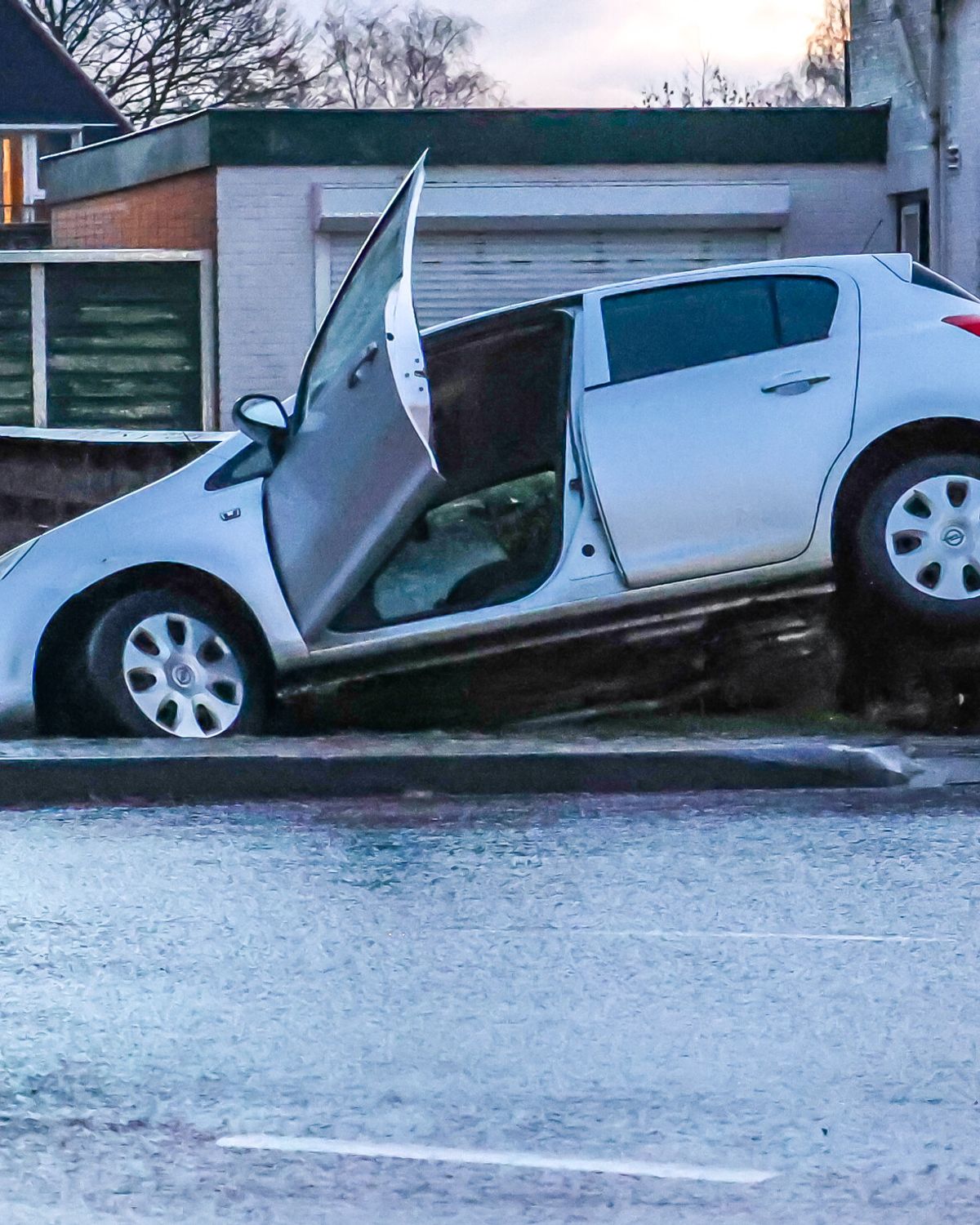 Ferskate ûngelokken troch glêdens, koade giel yntusken ynlutsen - Omrop ...