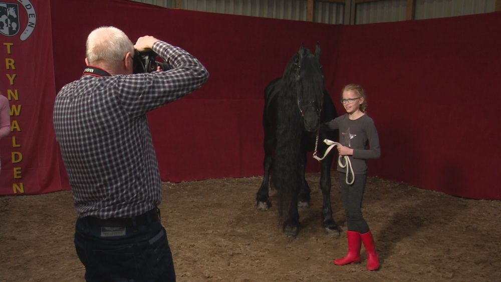 Massaal in de rij: publiek kan op de foto met bekende Jasper 366 ...