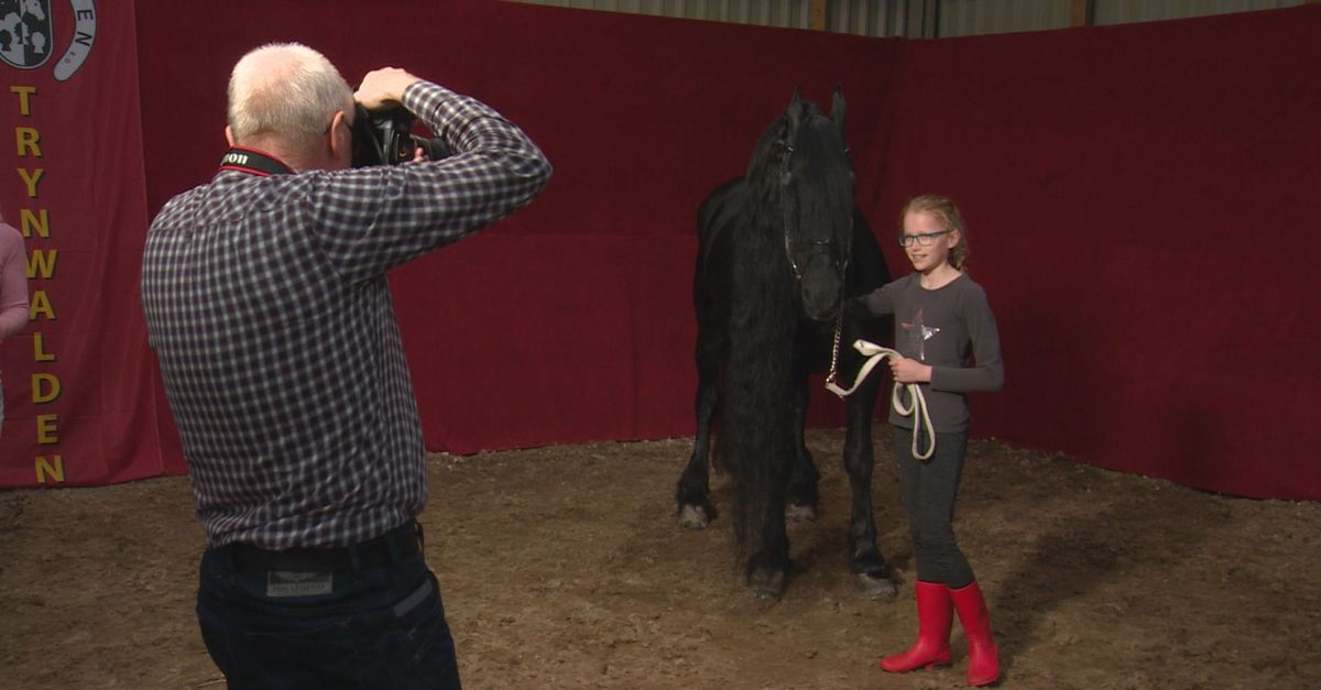 Massaal in de rij: publiek kan op de foto met bekende Jasper 366 ...