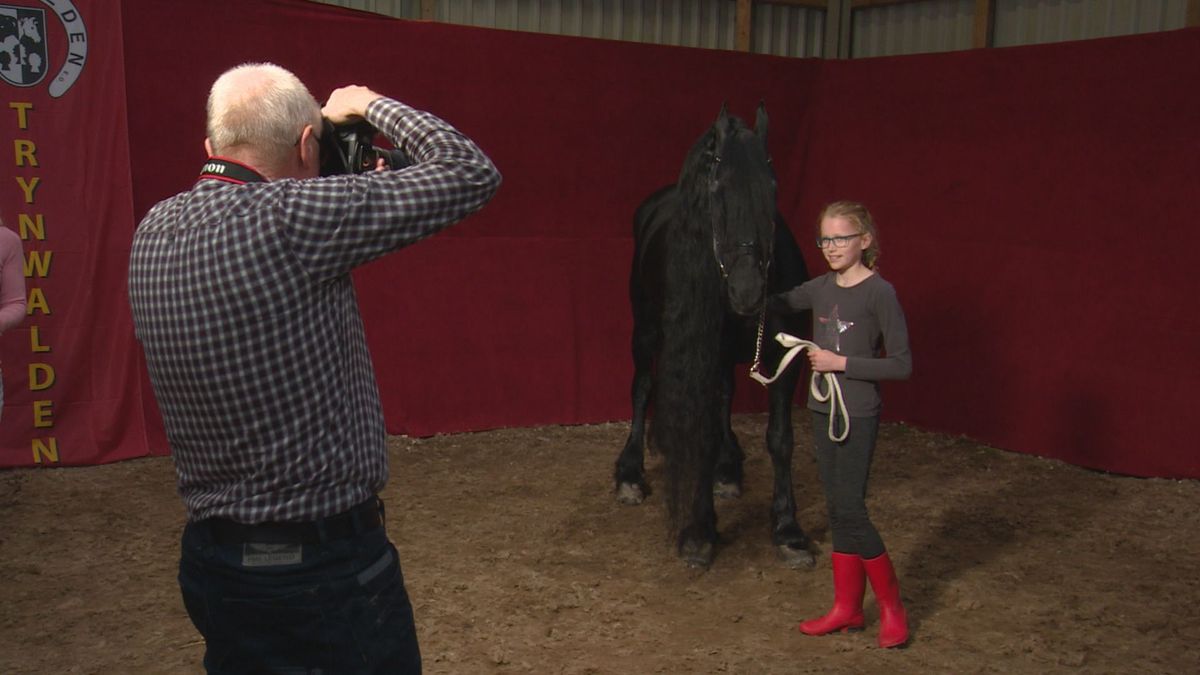 Massaal in de rij: publiek kan op de foto met bekende Jasper 366 ...