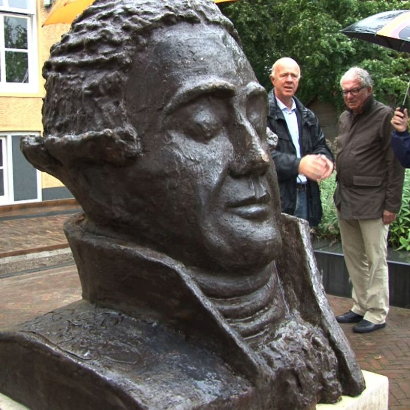 Borstbeeld baron van Dedem in Wijhe; burgemeester Strien betaalt zelf ...