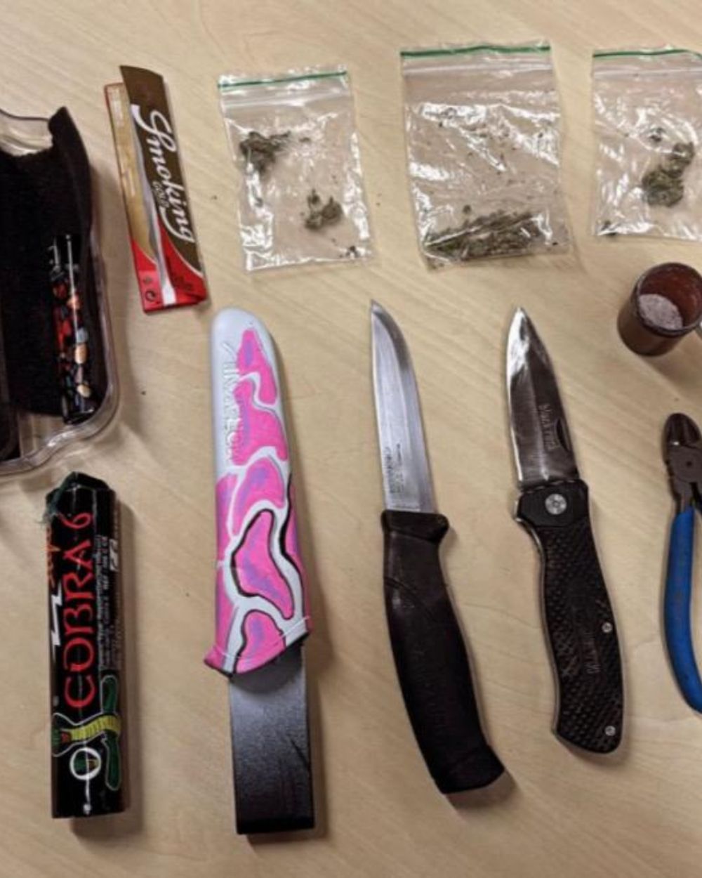 Tas met messen, illegaal vuurwerk en drugs gevonden - Rijnmond
