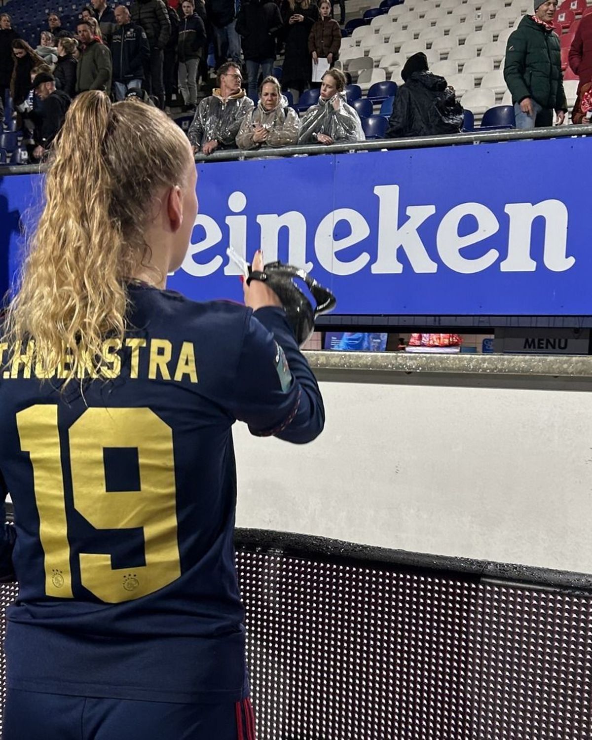 VIDEO: Ajacied Tiny Hoekstra uit Rinsumageest terug in Abe Lenstra Stadion - Omrop Fryslân