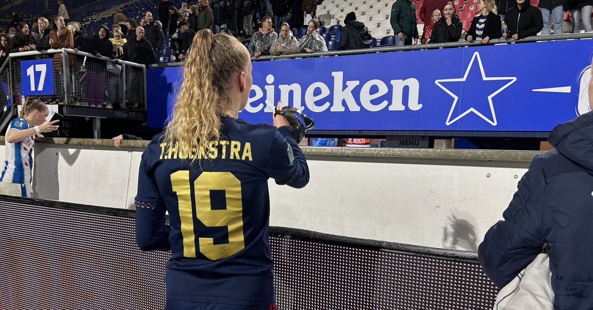 VIDEO: Ajacied Tiny Hoekstra uit Rinsumageest terug in Abe Lenstra Stadion - Omrop Fryslân