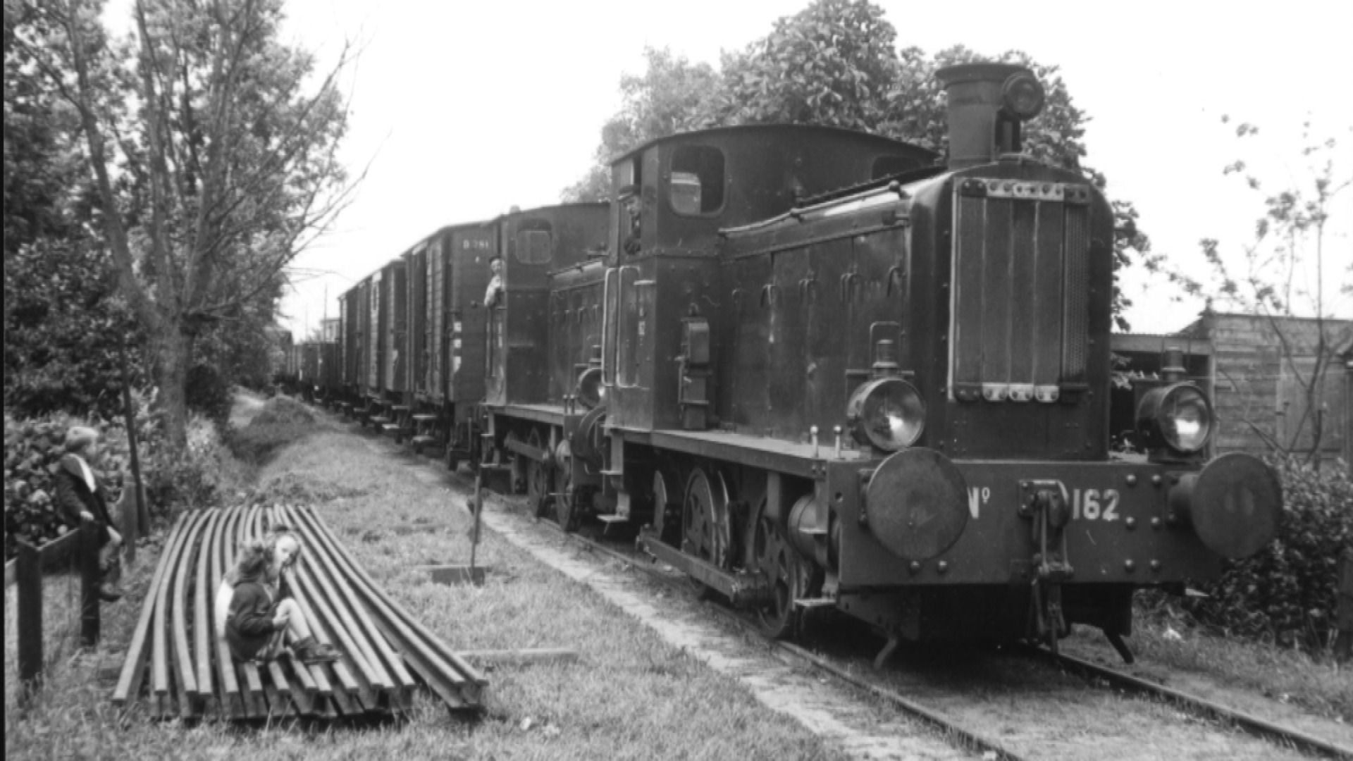 Noordwolde geeft oude locomotief weer een plek, verroeste delen ...