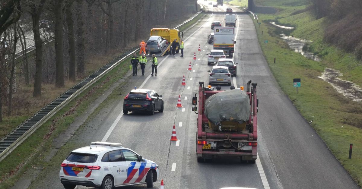 Auto botst tegen vangrail op A28 bij Beilen - RTV Drenthe