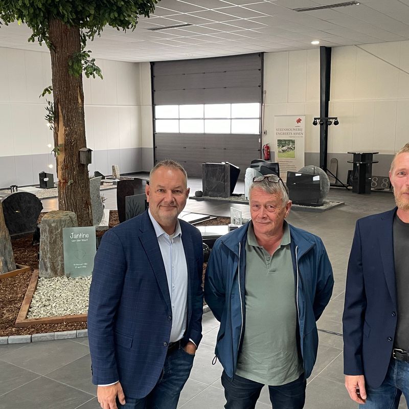 140 jaar in de grafstenen: Engberts uit Assen viert mijlpaal - RTV Drenthe