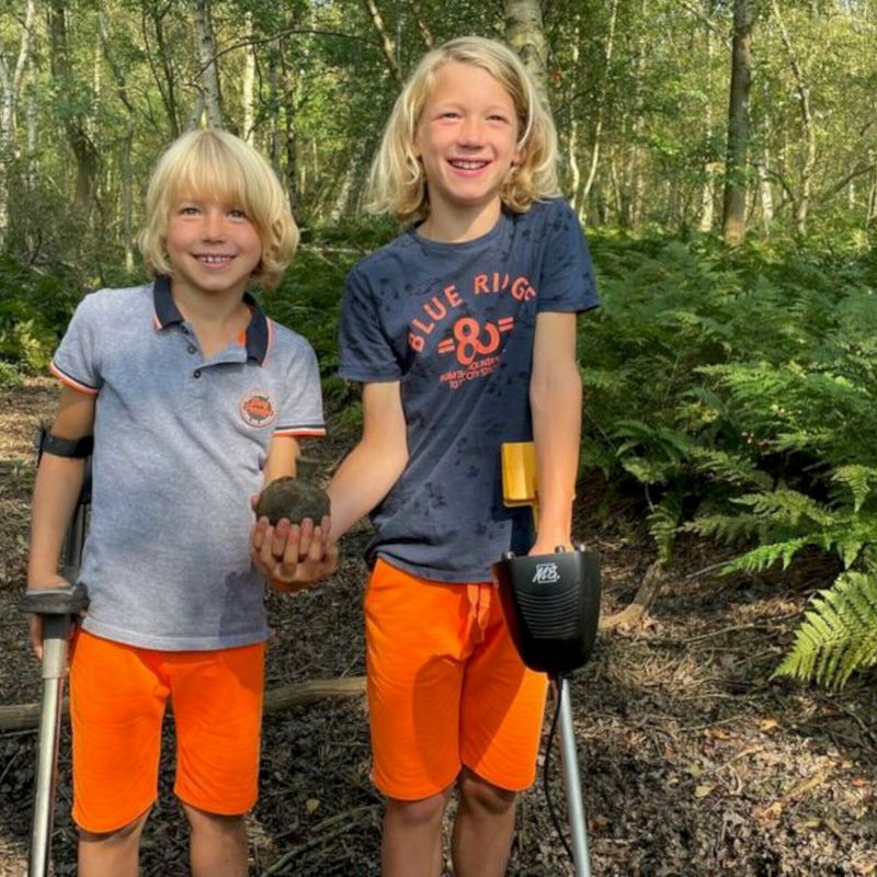 Stijn (10) en Daan (8) vinden een bom in het bos - RTV Drenthe