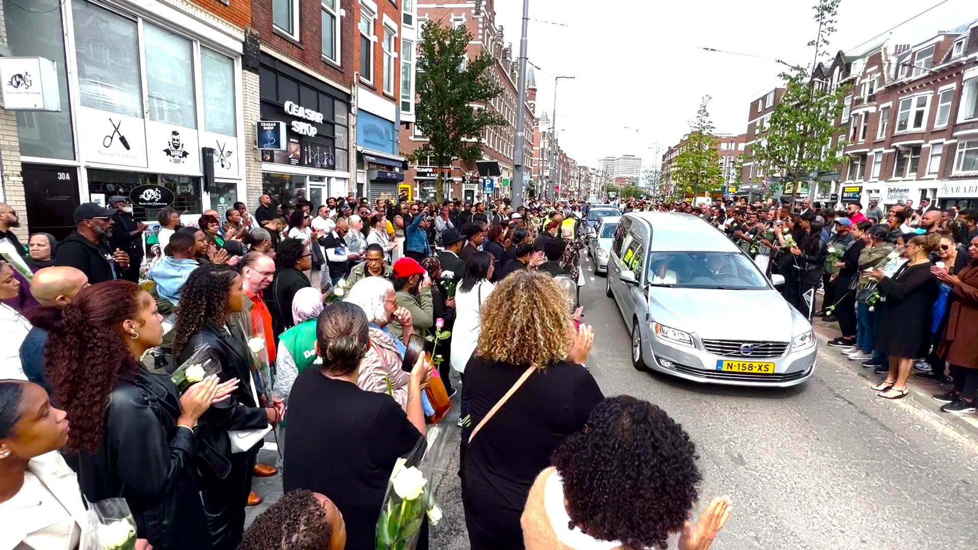 VIDEO: Erehaag en witte rozen voor overleden kapper en geestelijk vader ...