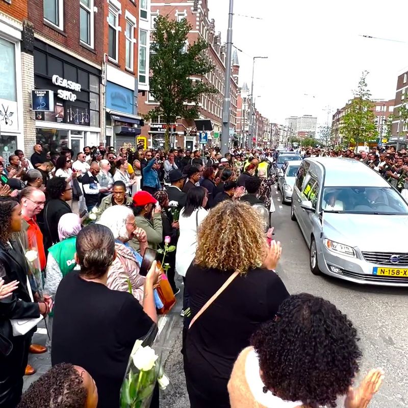 VIDEO: Erehaag en witte rozen voor overleden kapper en geestelijk vader ...