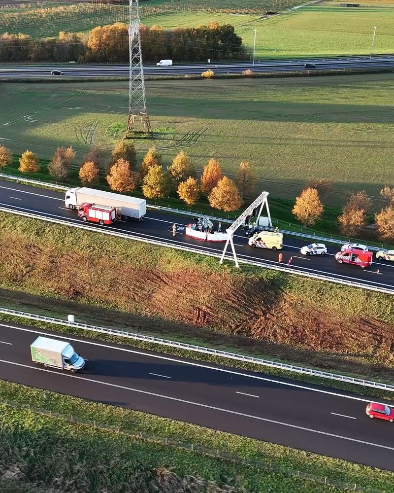 Ongeval op de A73: traumahelikopter landt op snelweg - L1 Nieuws