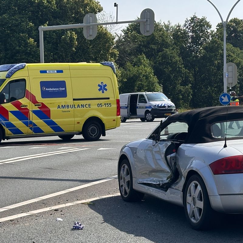 Ambulance en auto botsen op kruising in Almelo - Oost