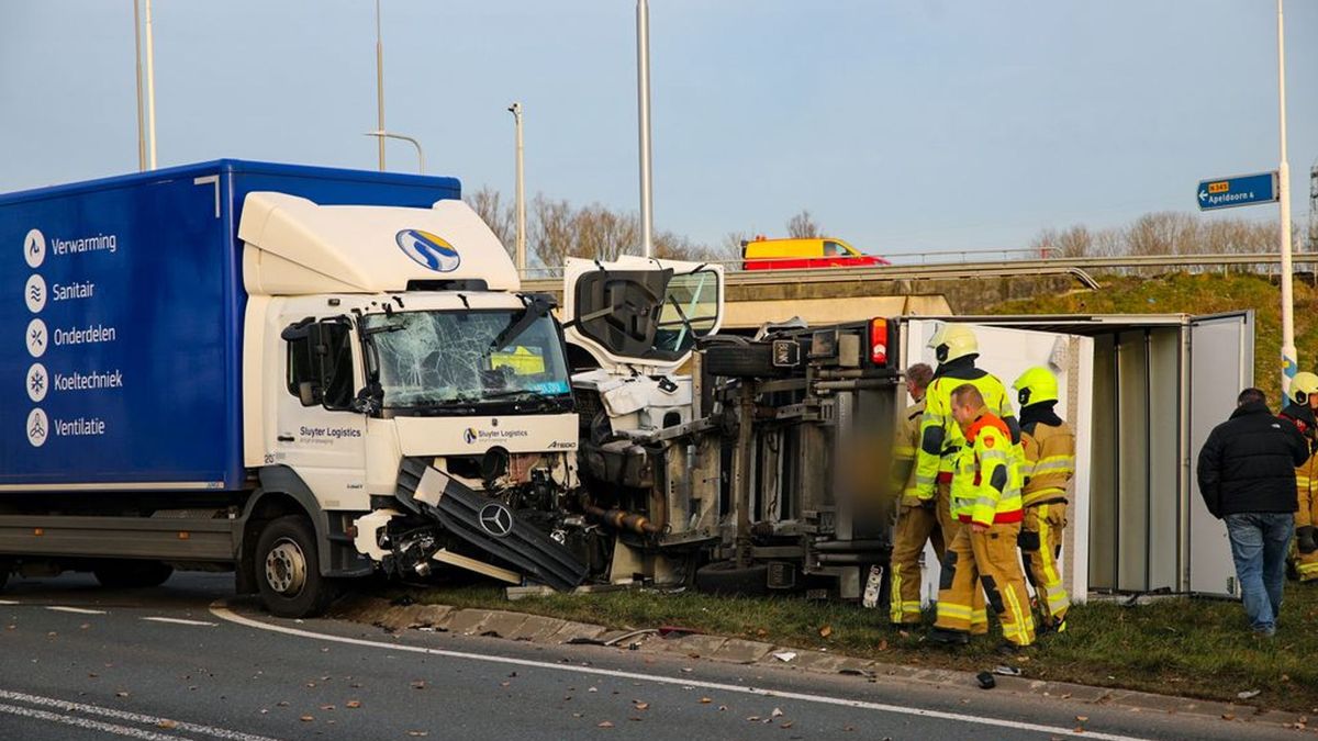 Zware botsing in Apeldoorn, chauffeur via voorruit gered - Omroep Gelderland