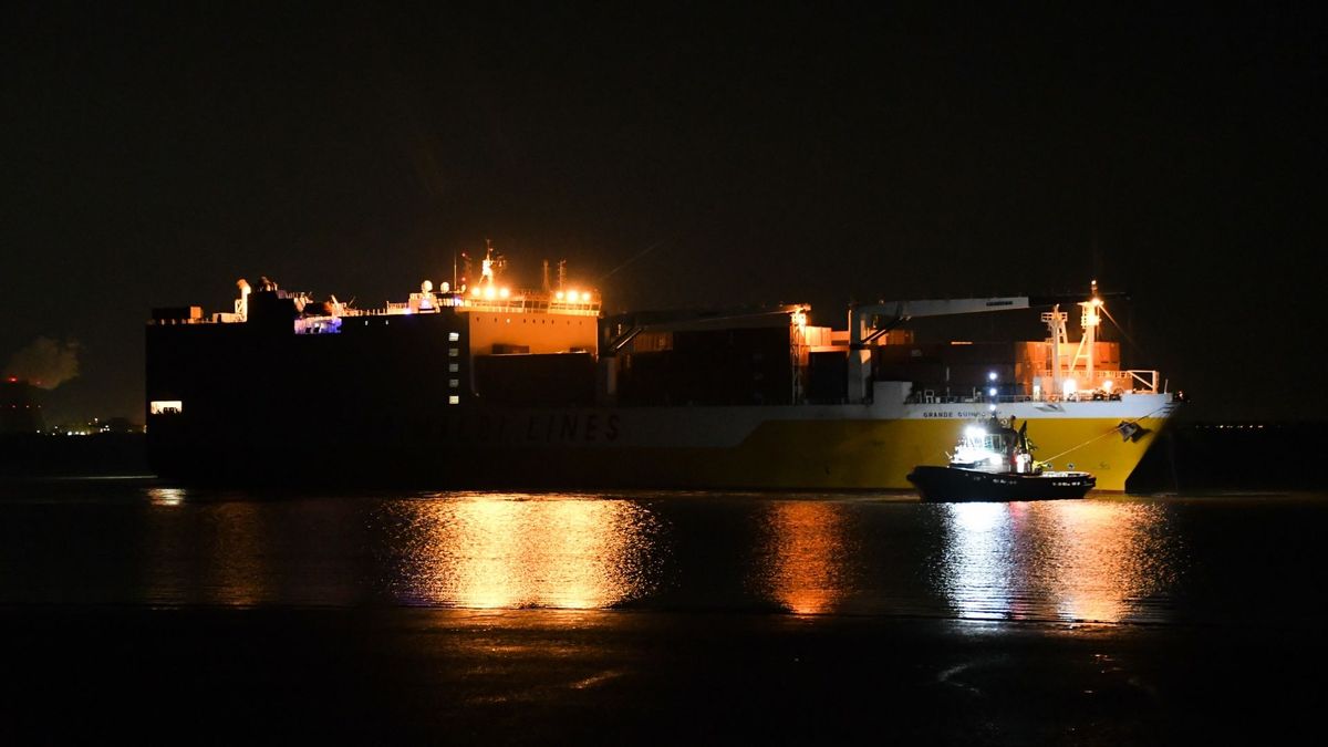 Italiaans schip vannacht vastgelopen bij Bath - Omroep Zeeland