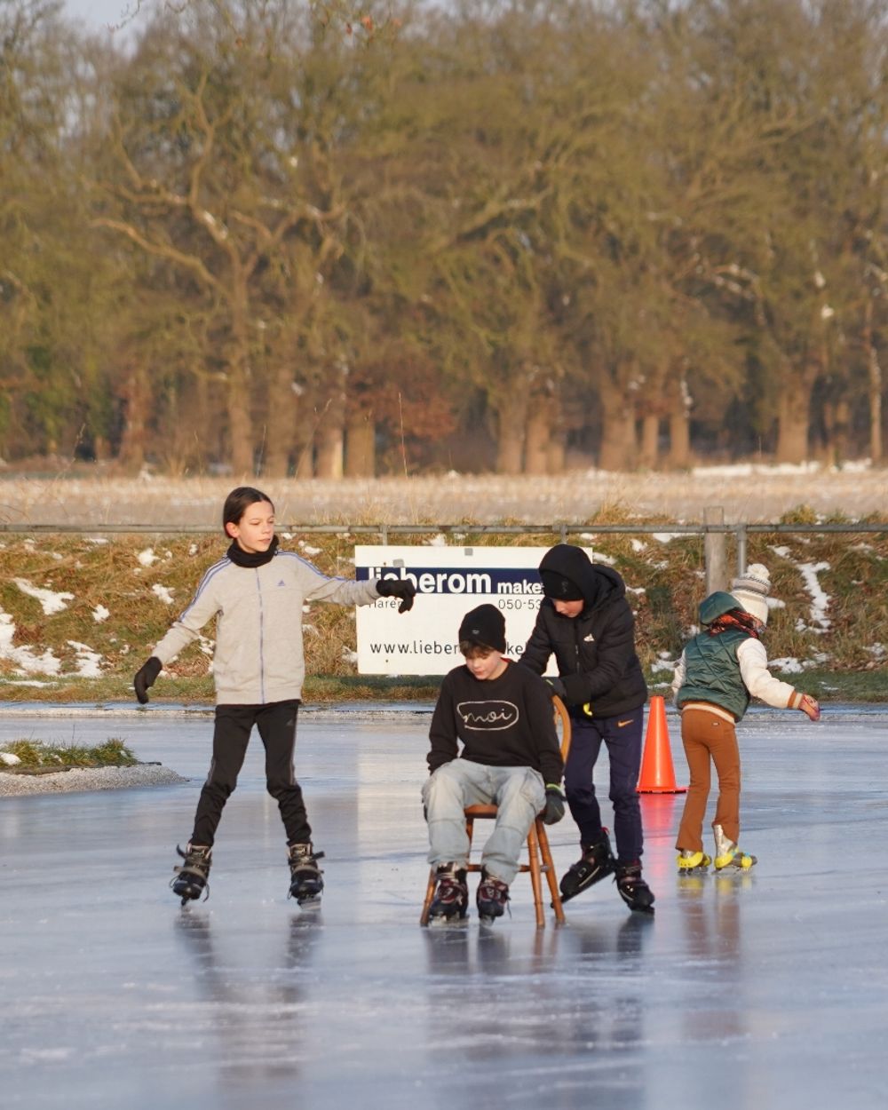 Schaatsen op natuurijs in Noordlaren: 'Echt heel erg gaaf' - RTV Noord