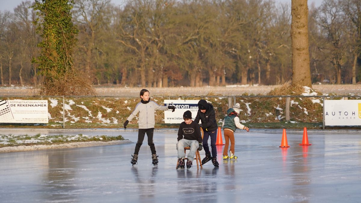 Schaatsen op natuurijs in Noordlaren: 'Echt heel erg gaaf' - RTV Noord