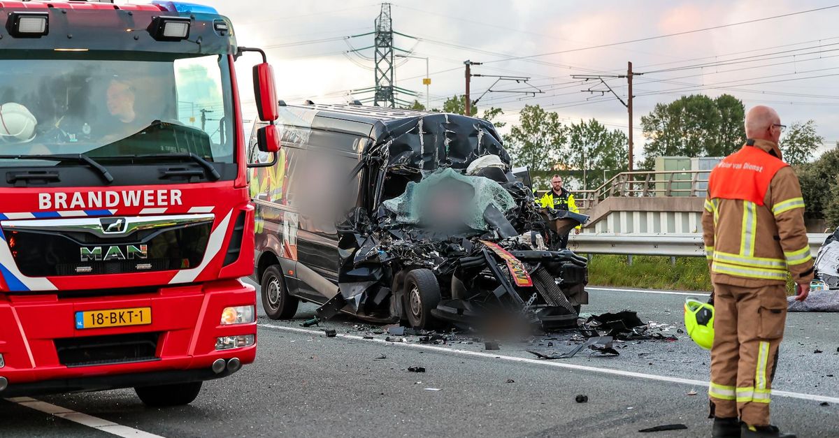 Dode bij botsing tussen bestelbus en vrachtwagen op A15 - Rijnmond