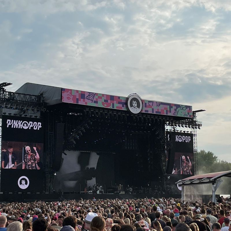 Pinkpop: geen paraplu, wel een poncho - L1 Nieuws