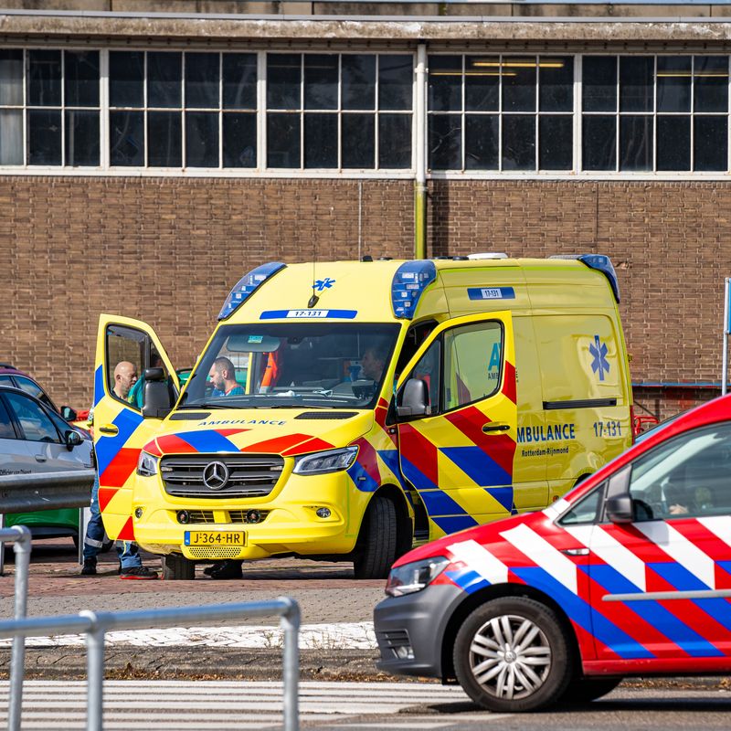 Brandbare en giftige stof vrijgekomen, ambulance kijkt mensen na - Rijnmond