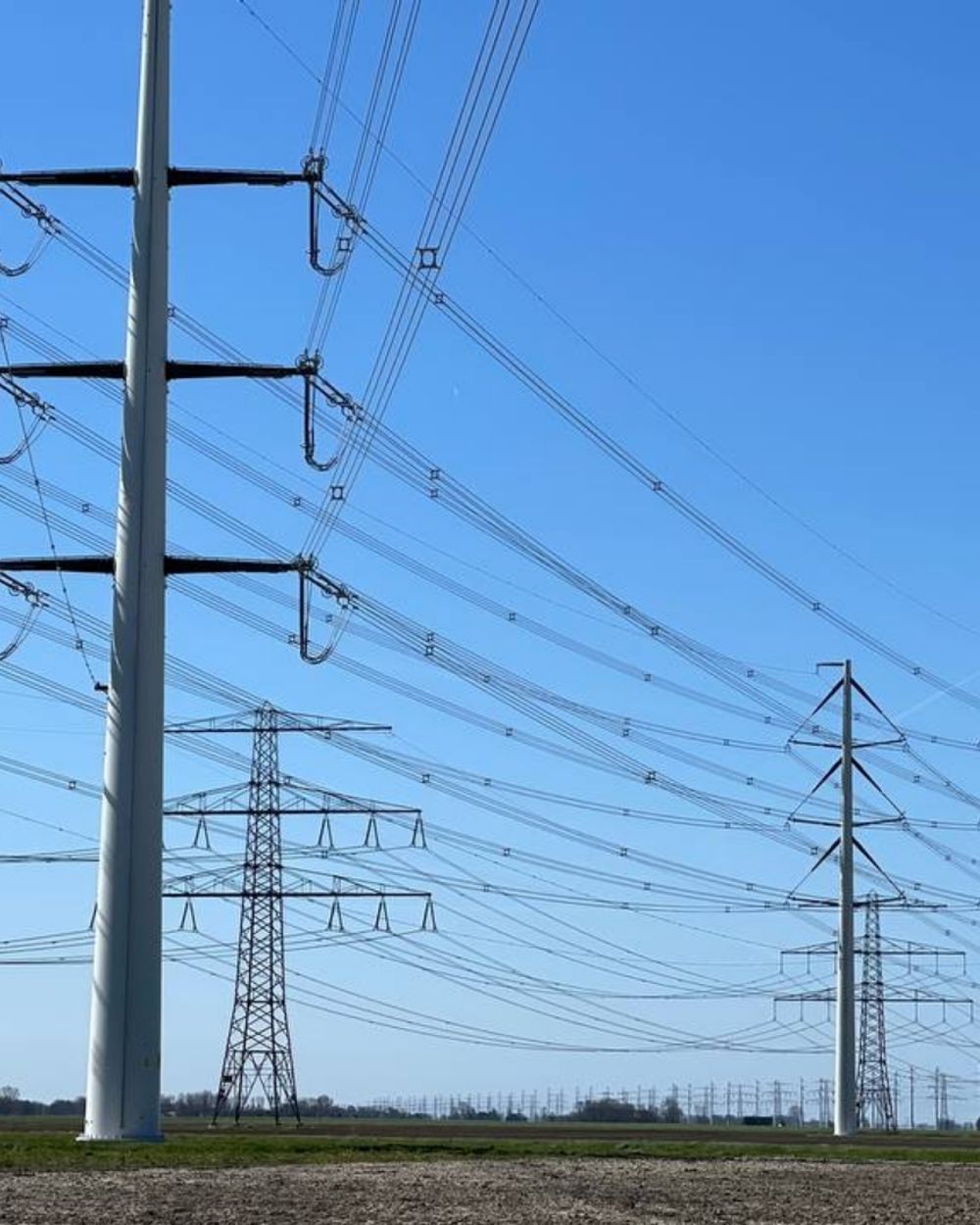 Provincie wil hoogspanningslijnen ondergronds: 374 masten kunnen weg uit landschap - RTV Noord