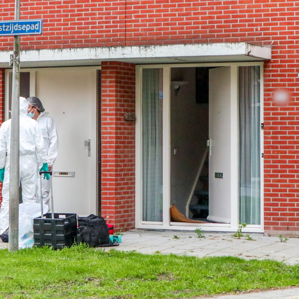 Vrouw dood gevonden in woning, 'Ze lag er mogelijk al maanden' - Rijnmond