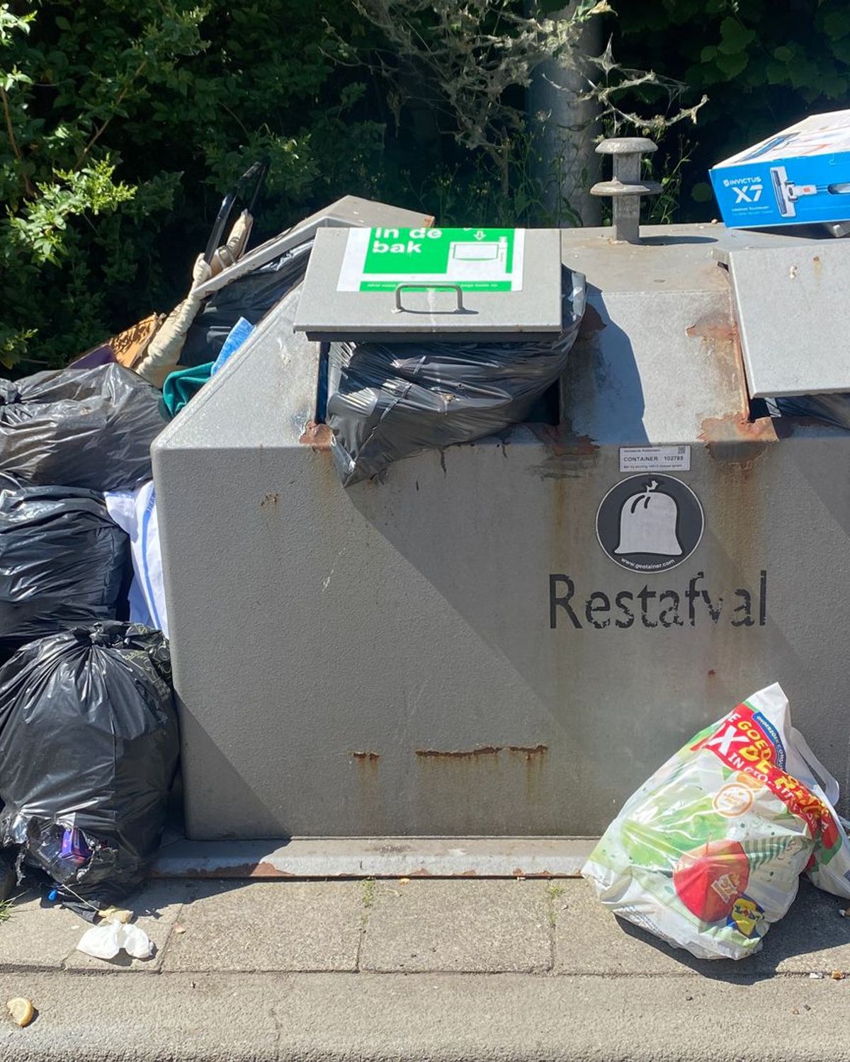 Wat moet Rotterdam doen tegen afval naast de container: boetes ...