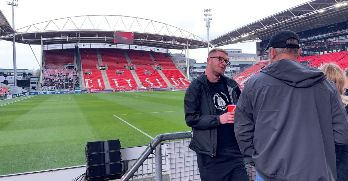 Engelse FC Utrecht-fan reist elke wedstrijd van Exeter naar de ...