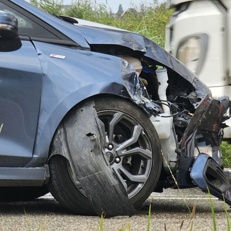 Flinke schade na botsing tussen twee auto's - Rijnmond