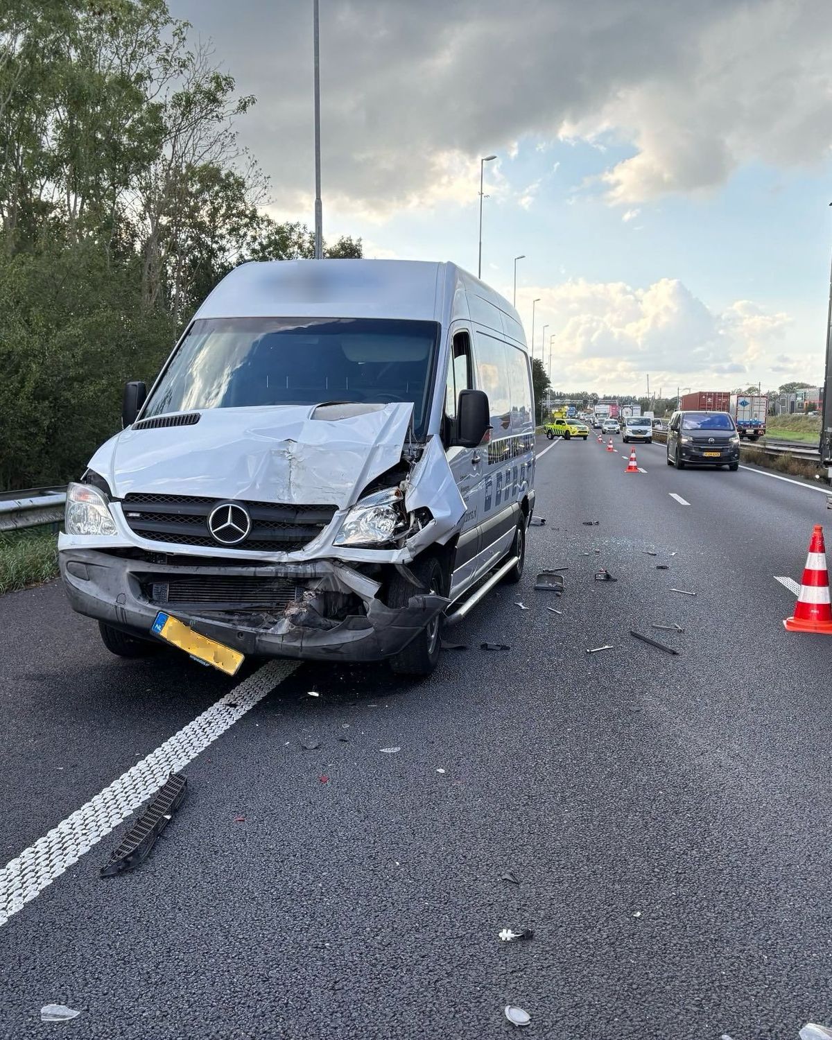 Meer dan een uur vertraging op snelweg door ongeluk met busje in avondspits - Rijnmond