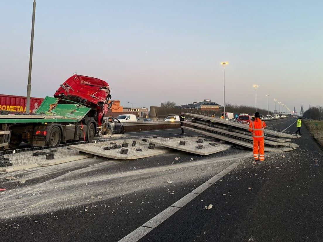 Ravage op A2 na zwaar ongeluk met meerdere voertuigen - Omroep Gelderland
